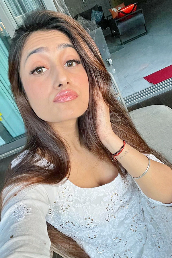 మనం గెలిచాం: అనుష్క శర్మతో కలిసి ధనశ్రీ ఫోజులు (ఫొటోలు) | Dhanashree Verma Poses With Anushka ...